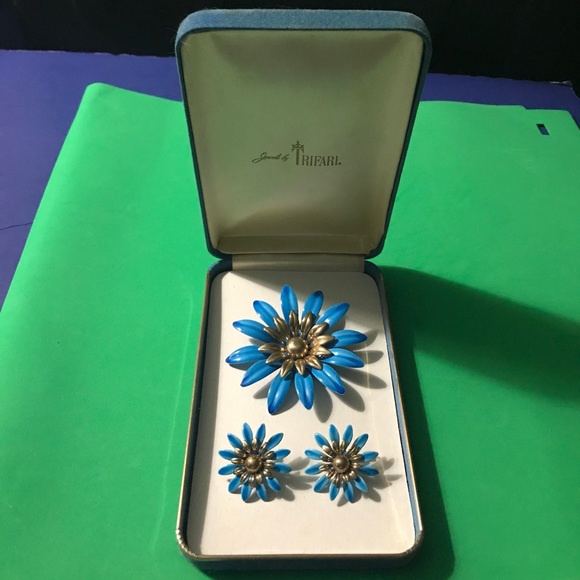 Trifari | Jewelry | Vintage Crown Trifari Crown Trifari Velvet Box ...